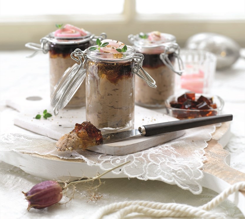 Kyllinglevermousse, ølgelé og syltet løk | Appetitt