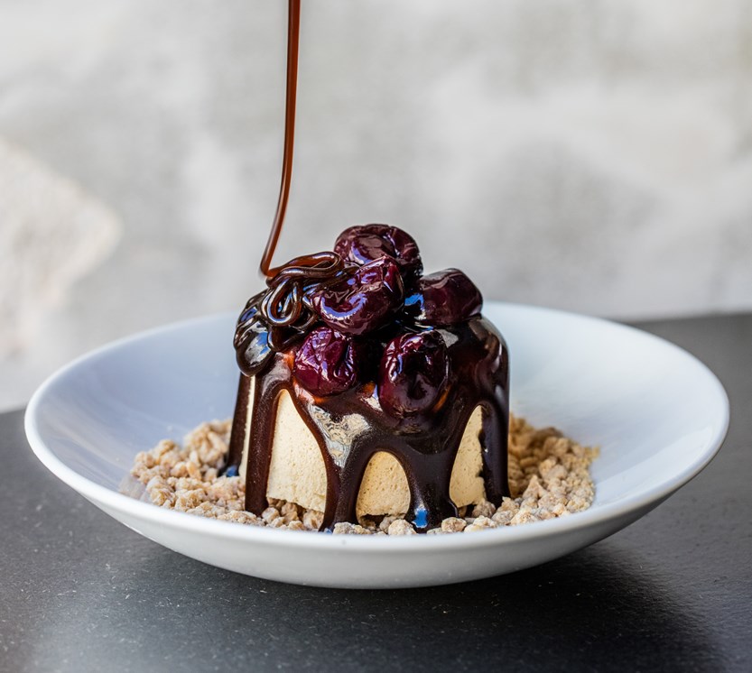 Lakris-is med kirsebær | Appetitt