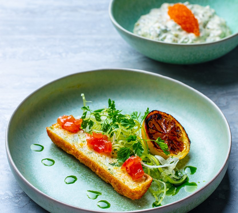 Fritert klippfisk med tomat, fennikel og grilla sitron | Appetitt