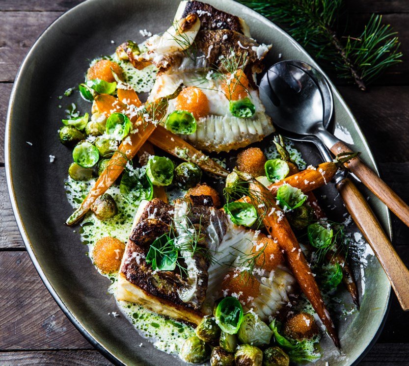 Piggvar, røkt pepperrotfløte, dillolje, gulrot og rosenkål | Appetitt