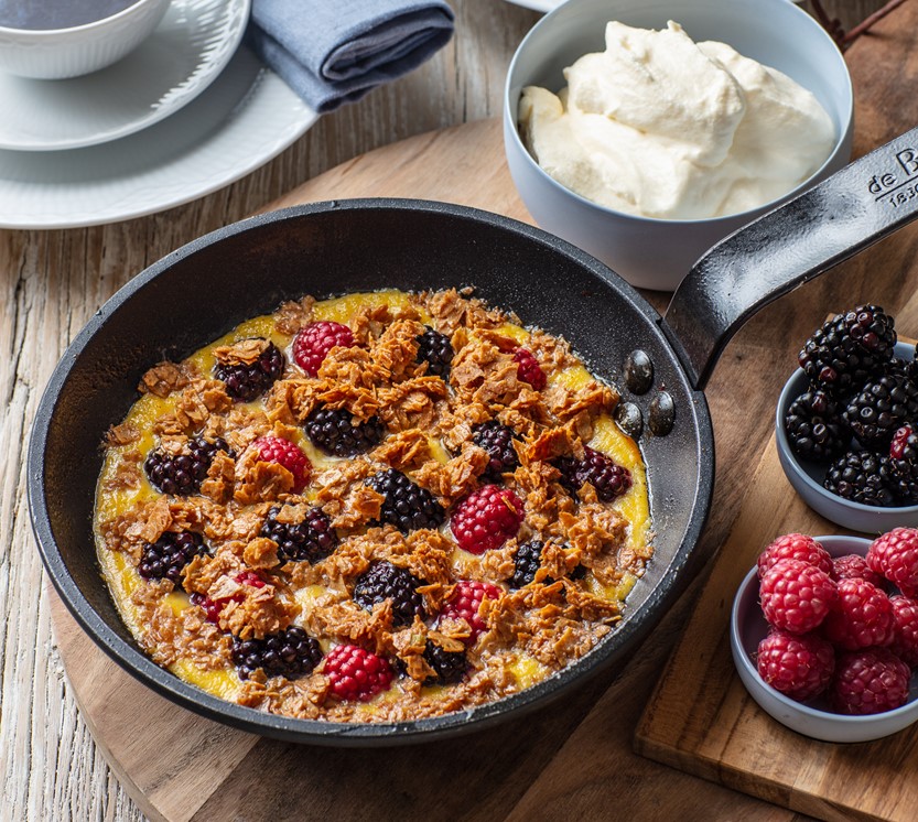 Skjenningcrumble med bjørnebær og bringebær | Appetitt