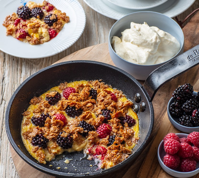 Skjenningcrumble med bjørnebær og bringebær | Appetitt